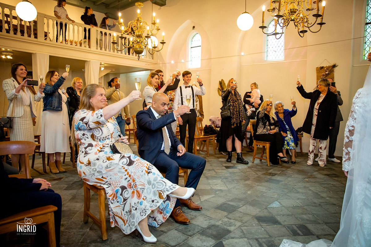 Corona bruiloft in een pittoresk kerkje bij Nijmegen