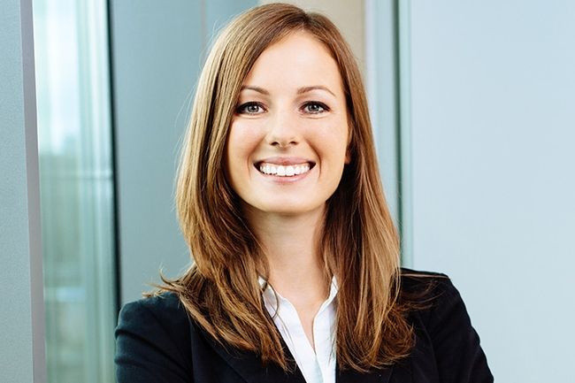 How to Take Good Headshots: Photography Examples, Tips & More (2024 Guide)